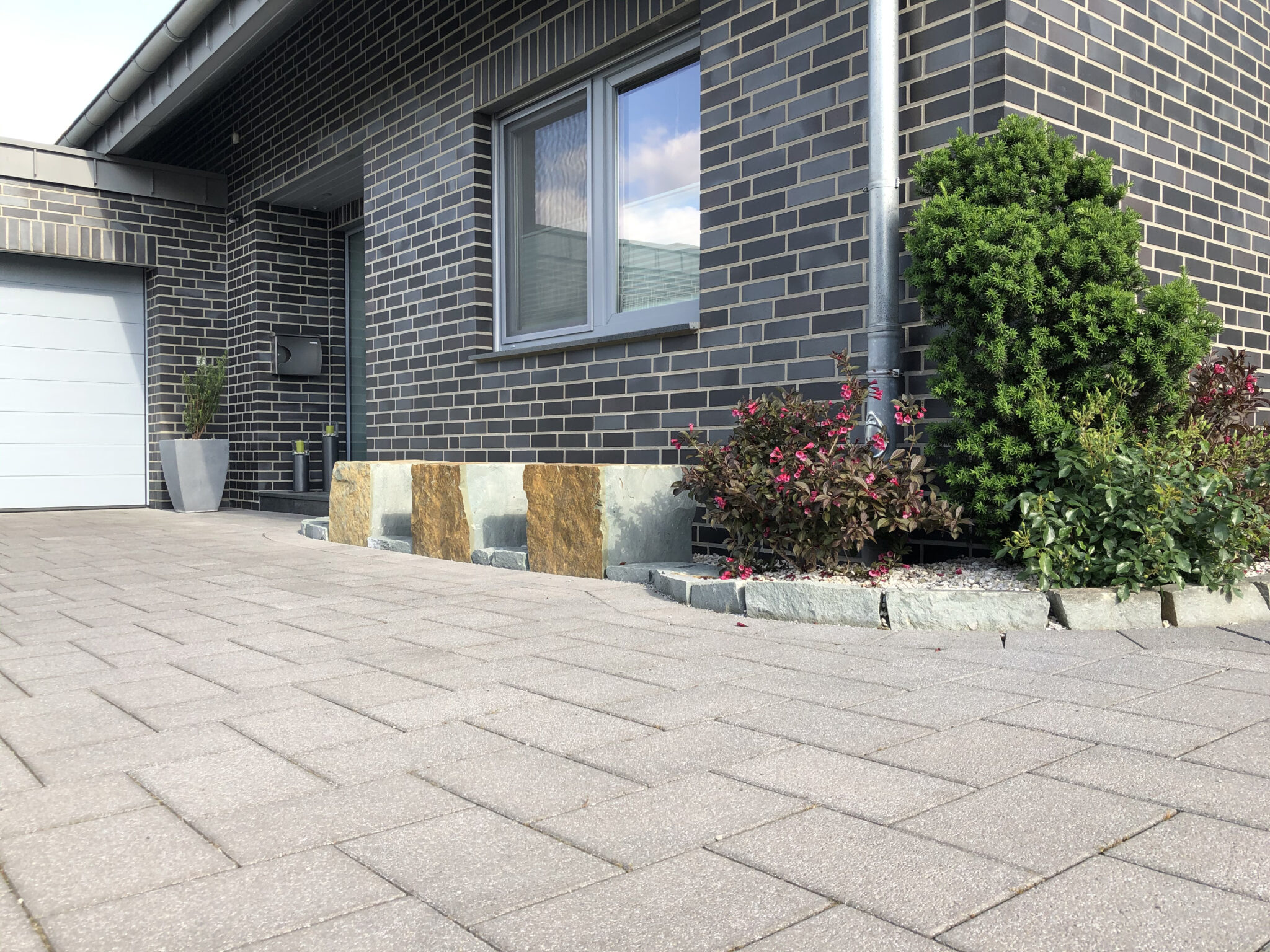 Hauseinfahrt – Rasche Garten- und Landschaftsgestaltung