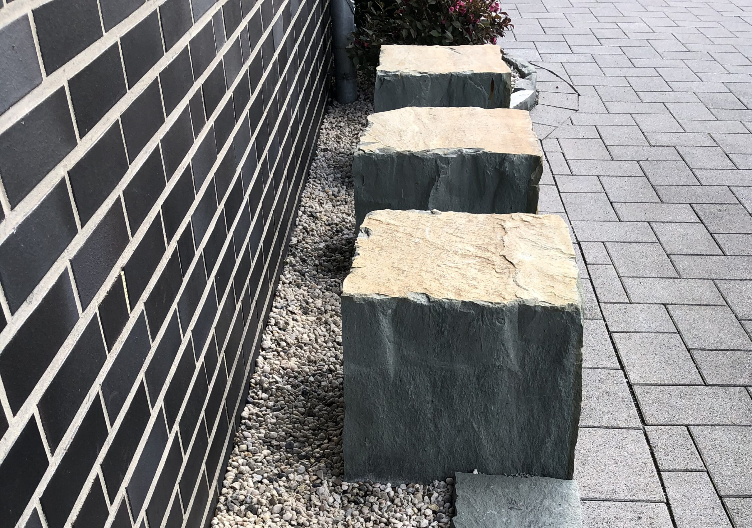 Hauseinfahrt – Rasche Garten- und Landschaftsgestaltung